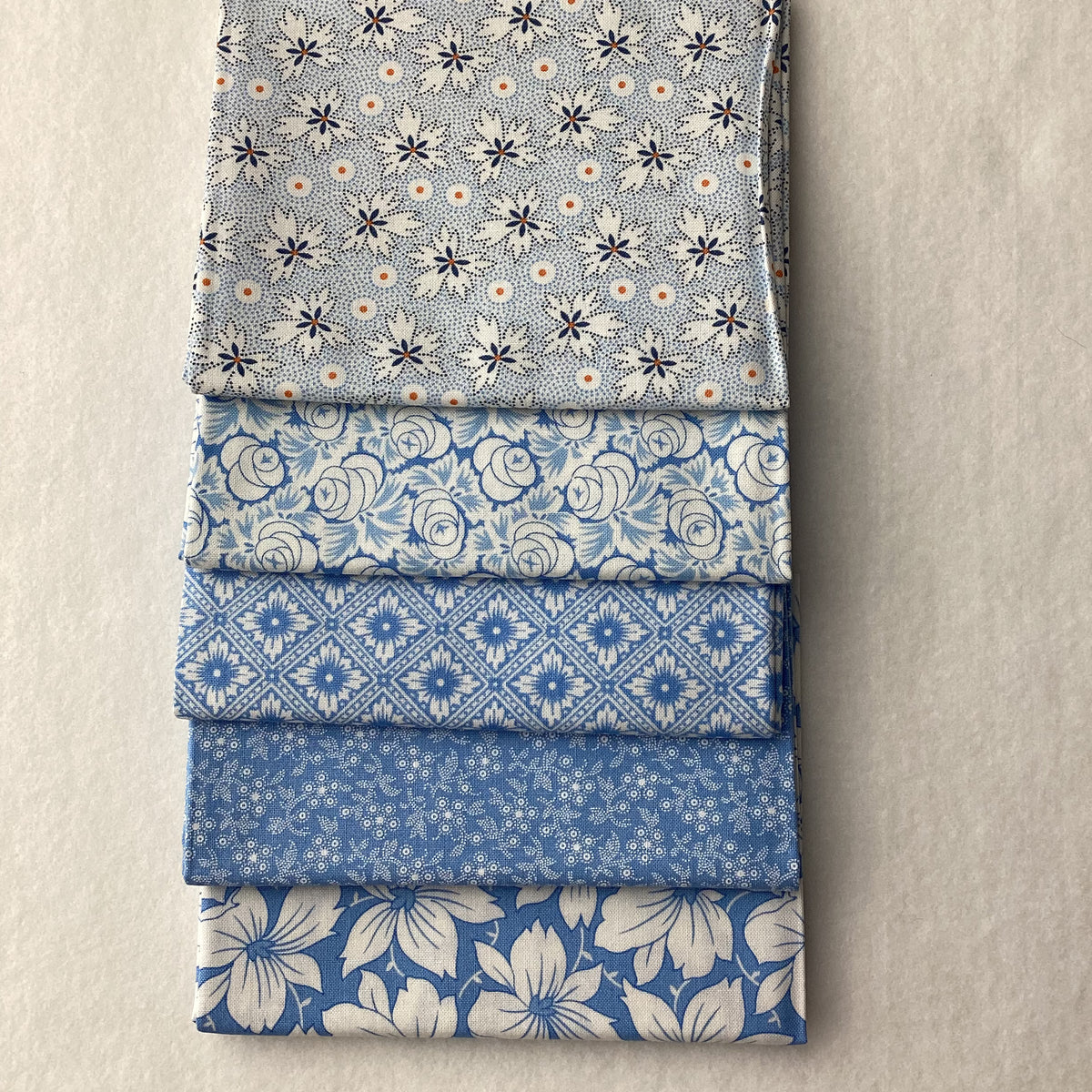 (5) Denim & Daises Light Blue Half Yards – bellarosequilts